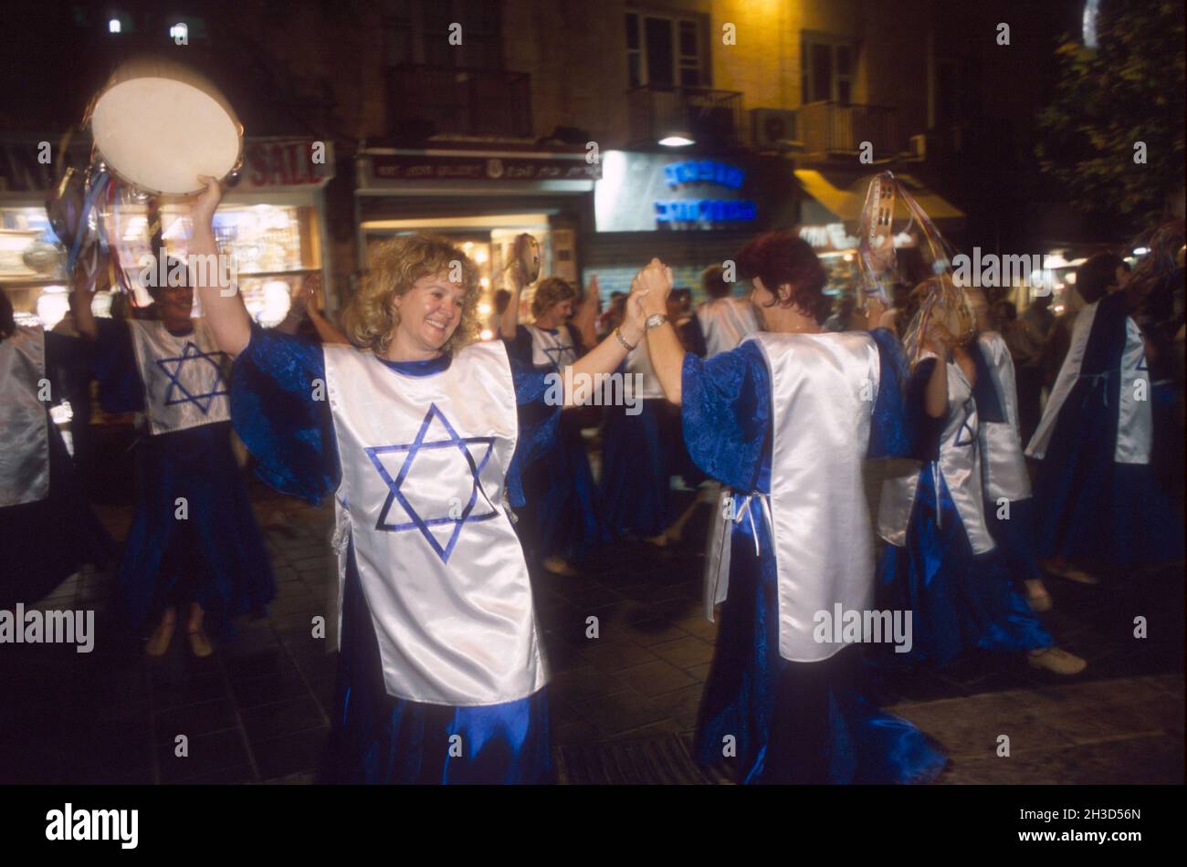 Israeli dancing hi-res stock photography and images - Alamy
