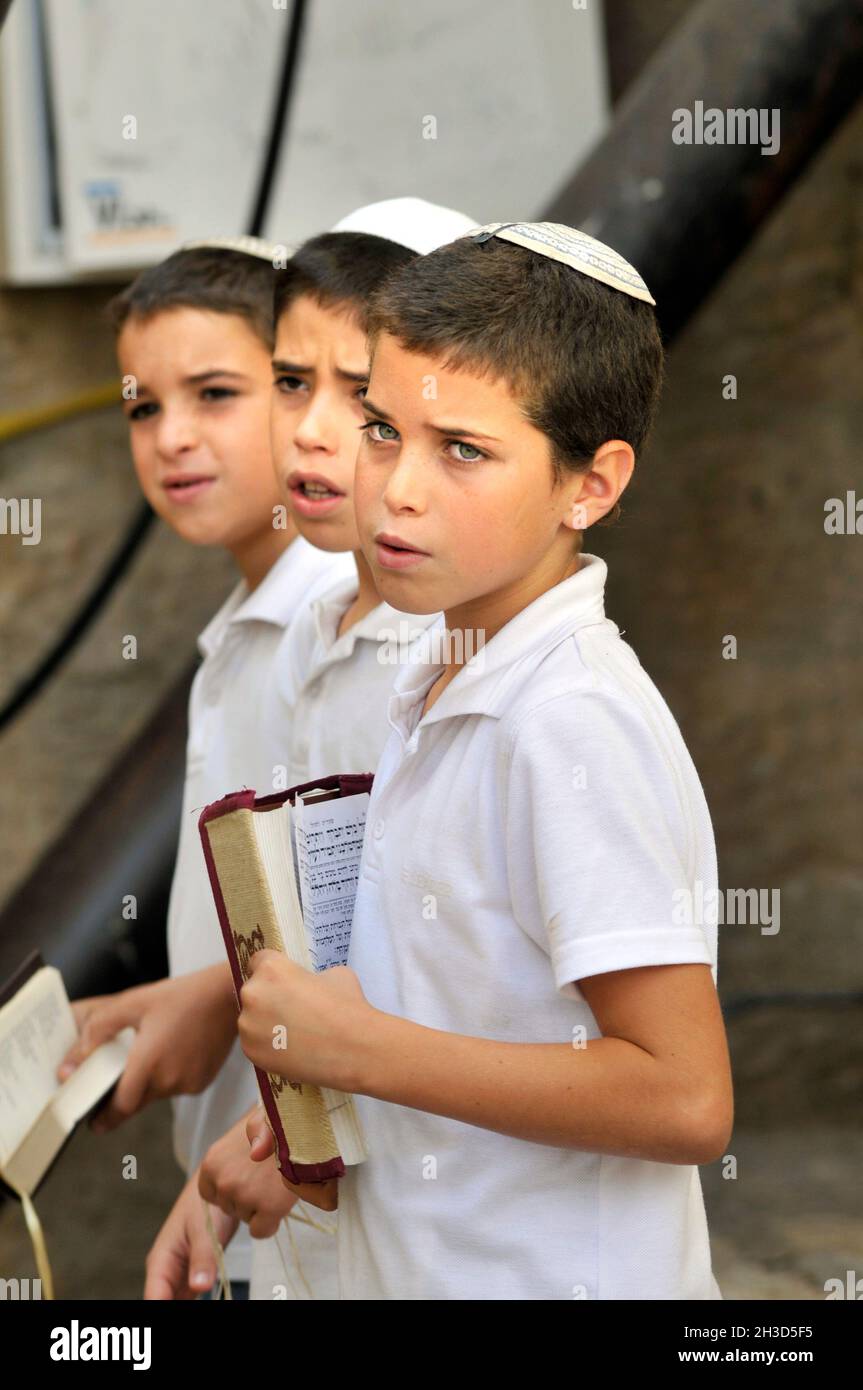 Kid praying in old hi-res stock photography and images - Alamy