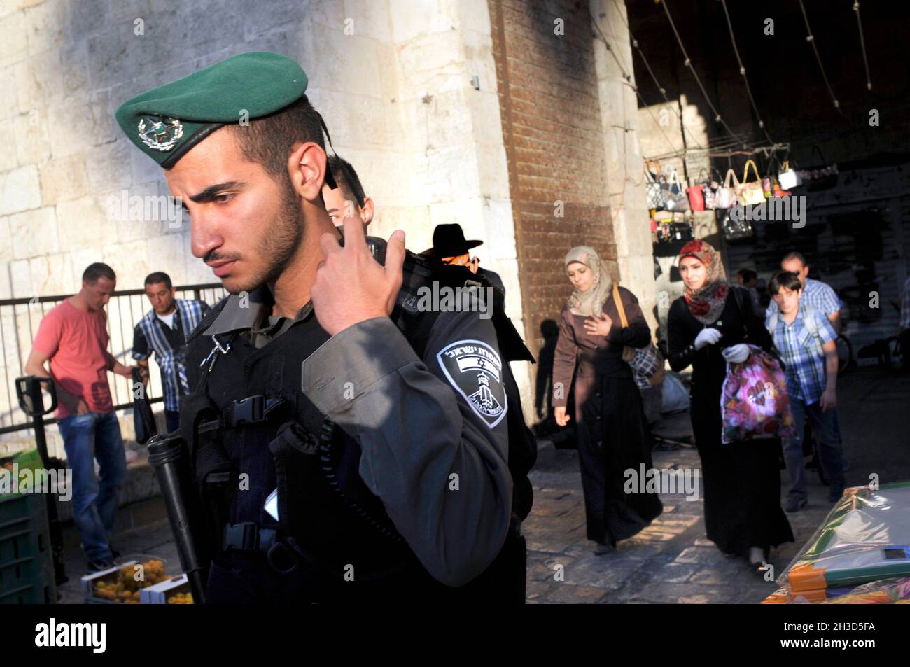 ISRAEL. JERUSALEM. UNESCO WORLD HERITAGE SITE. ISRAELI SOLDIER AT THE ...
