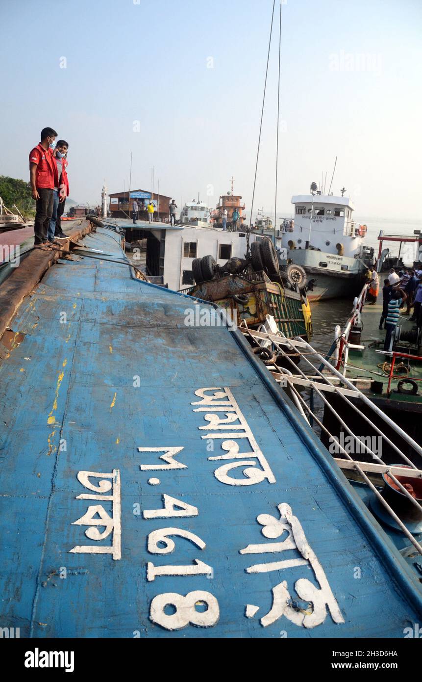 Ferry loaded with vehicles sinks at Paturia ghat Ro-ro ferry Amanat ...