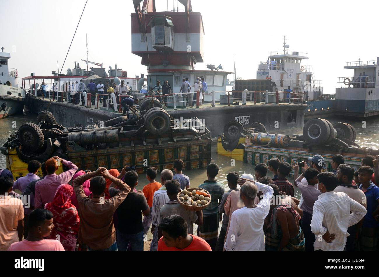 Ferry loaded with vehicles sinks at Paturia ghat Ro-ro ferry Amanat ...