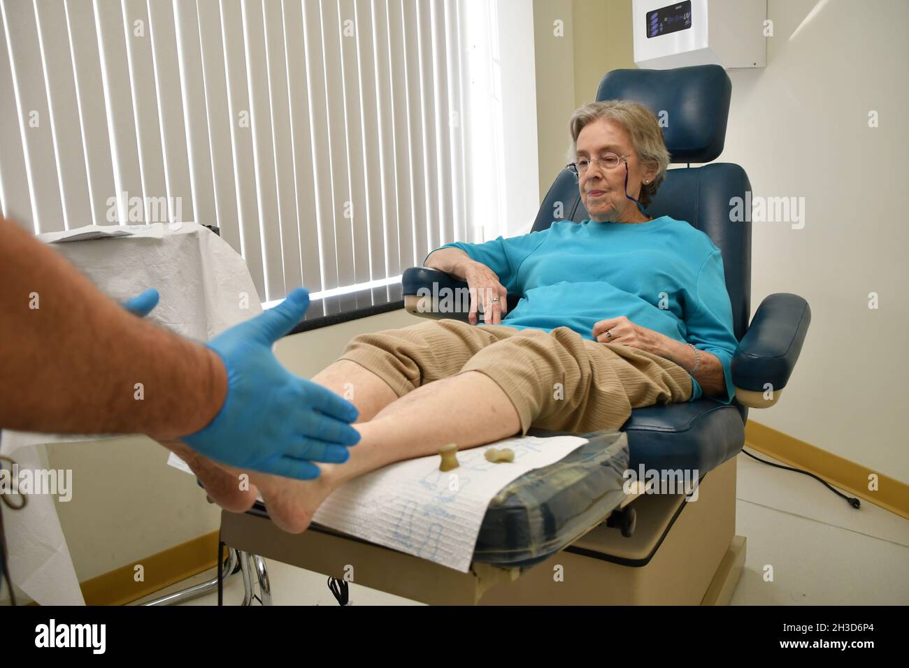 Female Geriatric Podiatrist doctor visit Stock Photo - Alamy