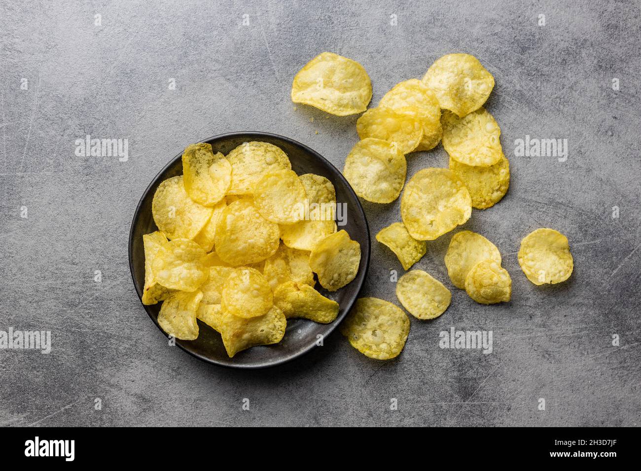 Crunchy potato chips. Potato crisps on plate. Top view Stock Photo - Alamy
