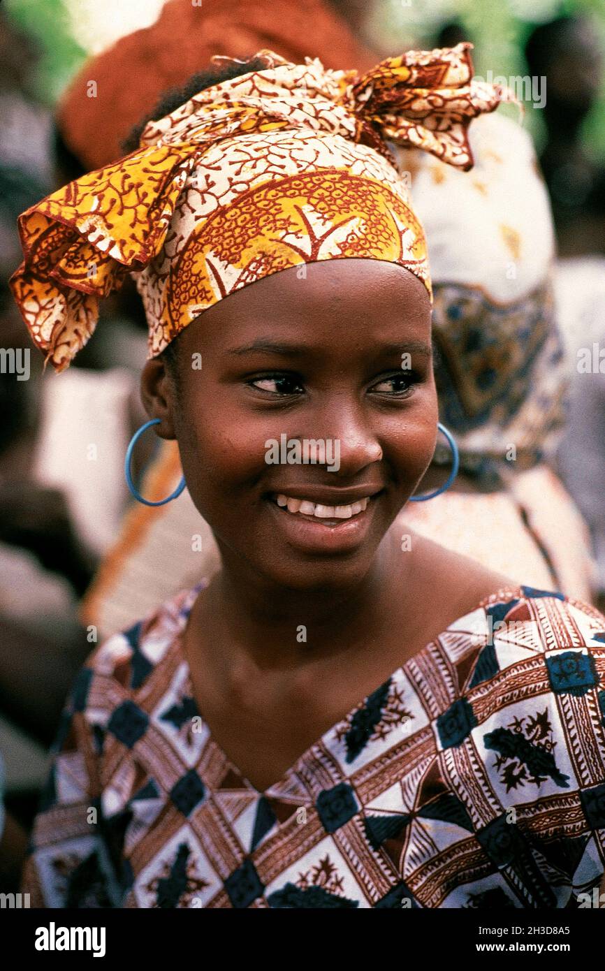 SENEGAL, A YOUNG SENEGALESE WOMAN Stock Photo - Alamy
