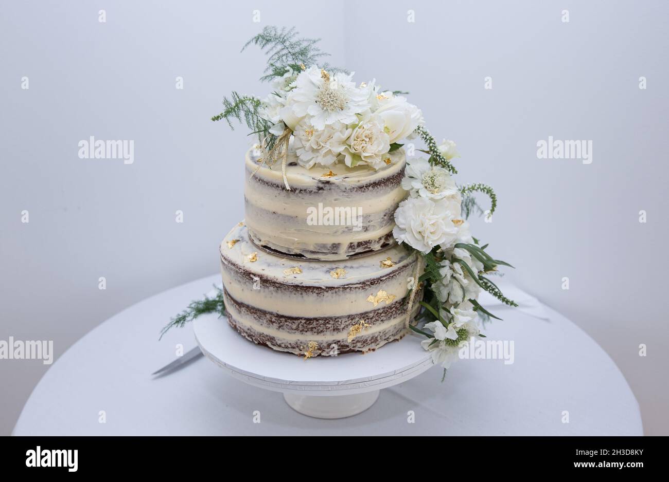 Modern floral wedding cake Stock Photo - Alamy