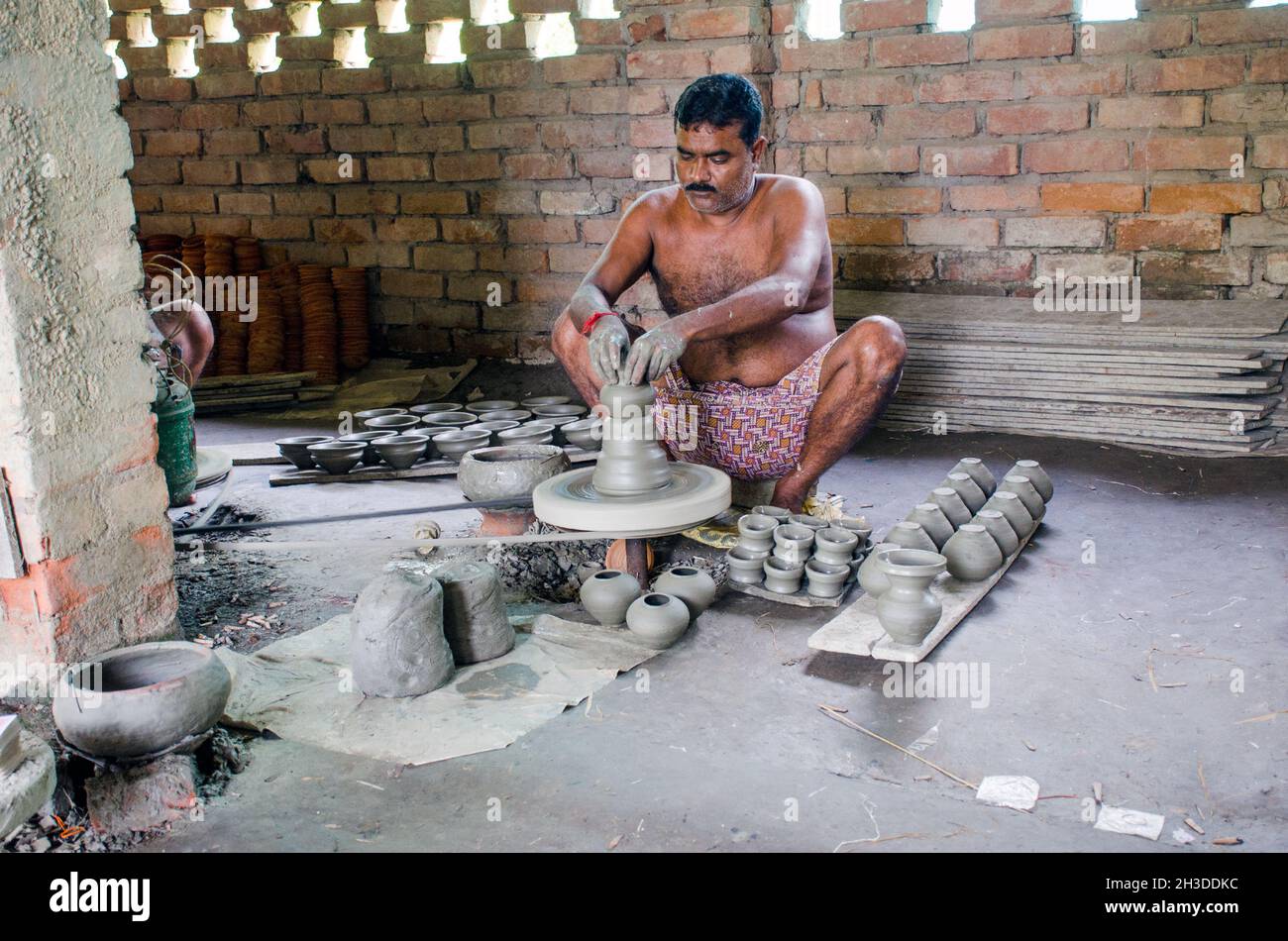 busy rural pottery at west bengal india Stock Photo - Alamy