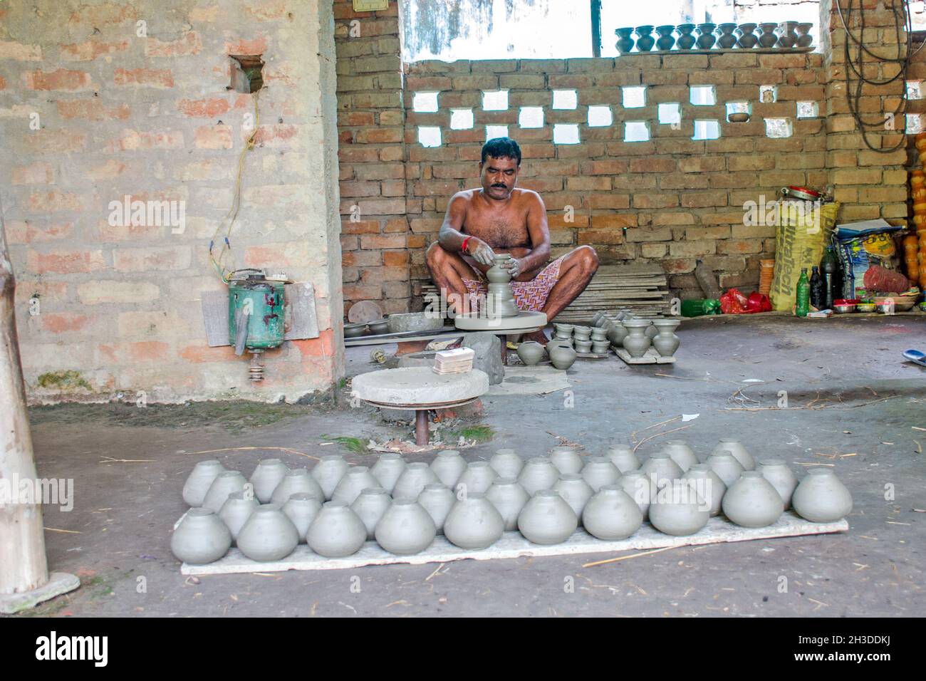 busy rural pottery at west bengal india Stock Photo - Alamy
