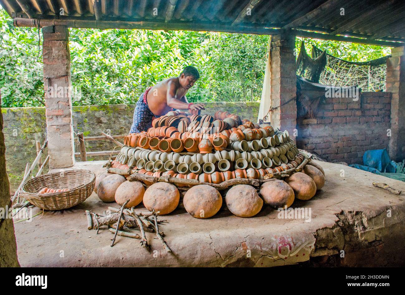 busy rural pottery at west bengal india Stock Photo - Alamy