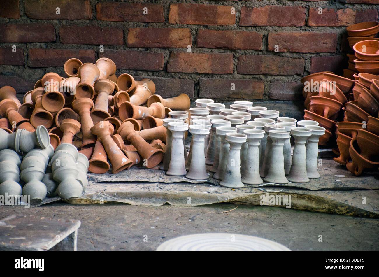 busy rural pottery at west bengal india Stock Photo - Alamy