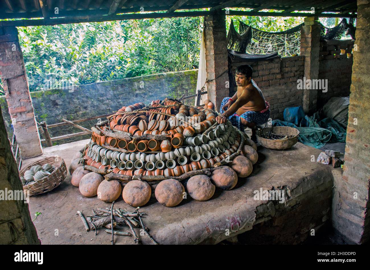 busy rural pottery at west bengal india Stock Photo - Alamy