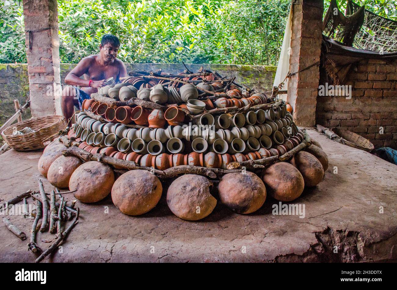 busy rural pottery at west bengal india Stock Photo - Alamy
