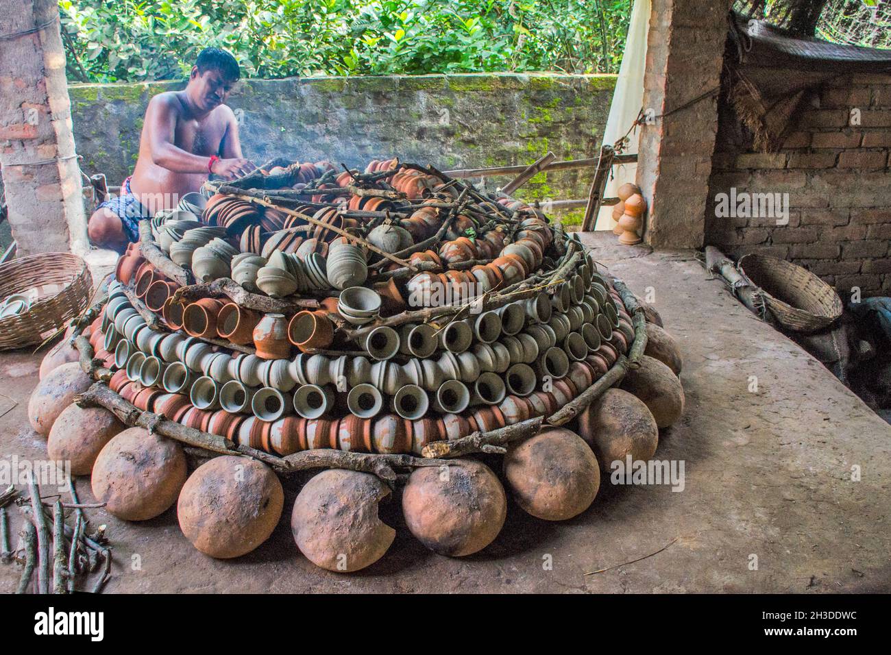 busy rural pottery at west bengal india Stock Photo - Alamy
