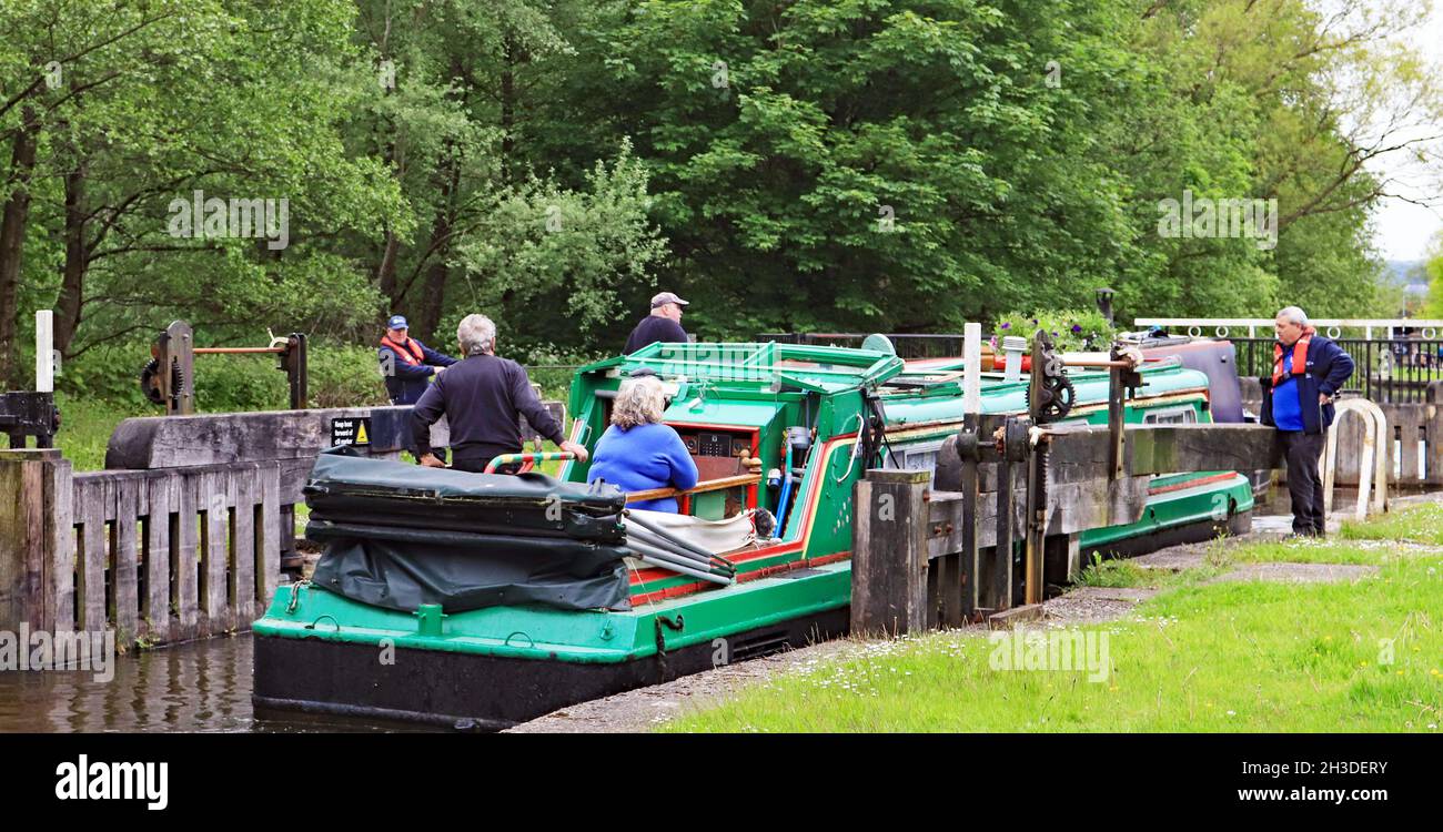Helping a boat through a lock hi-res stock photography and images - Alamy