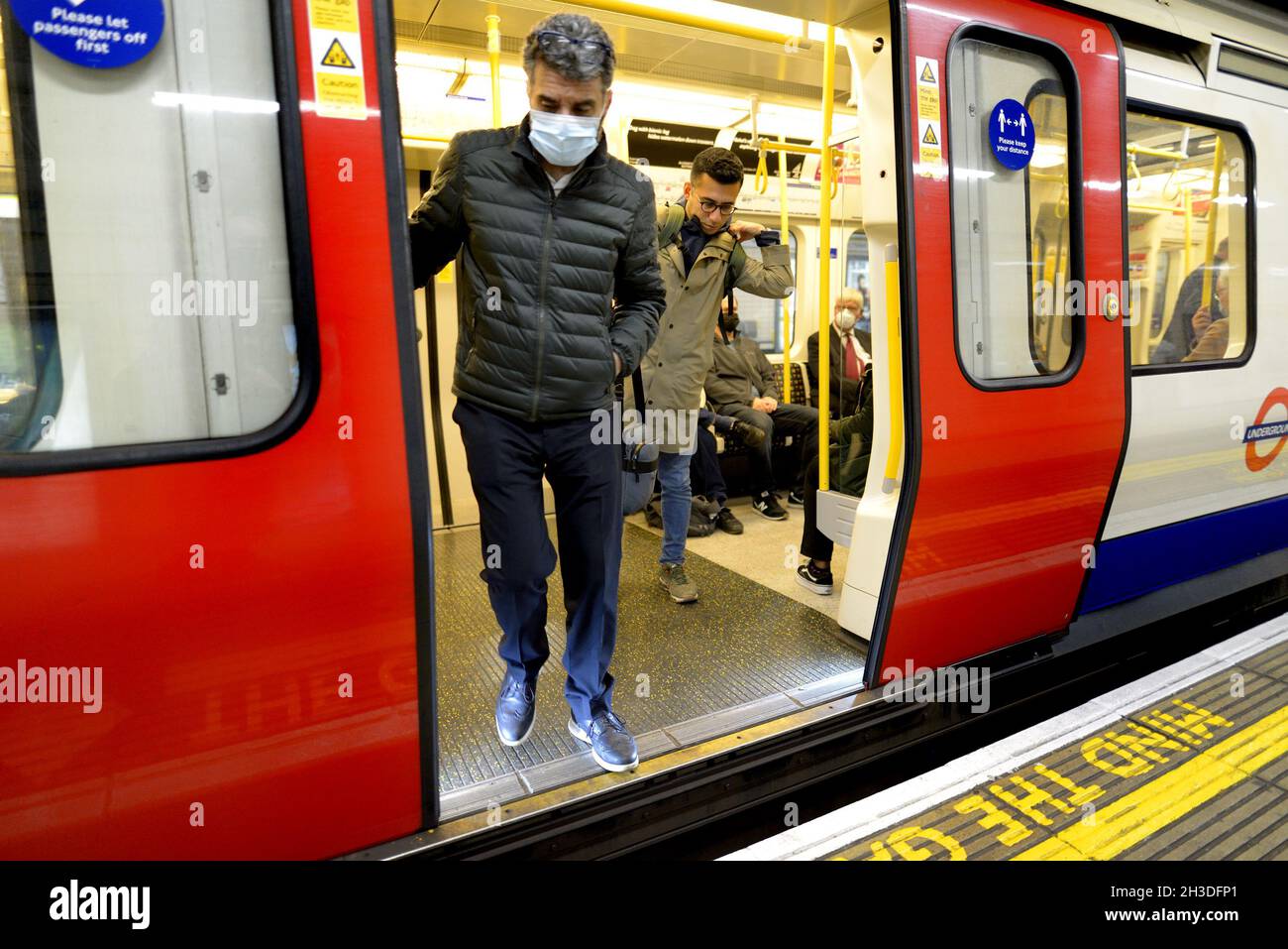 London underground tube train hi-res stock photography and images - Alamy