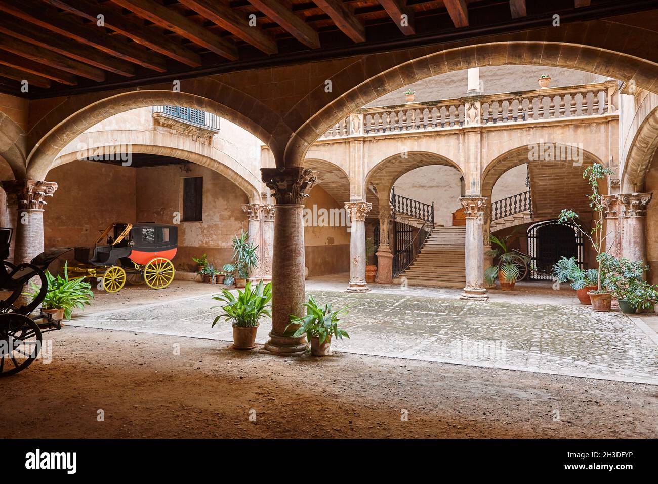 Mallorcan patio hi-res stock photography and images - Alamy