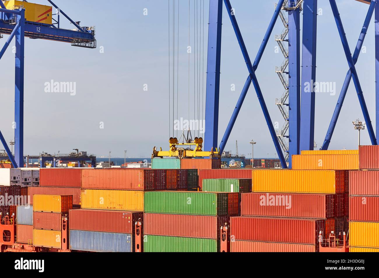 Global shipping market hi-res stock photography and images - Alamy