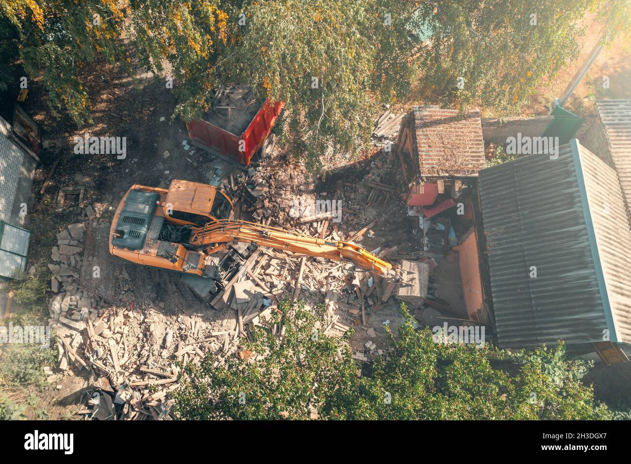 Demolition building breaking house digger hi-res stock photography and ...