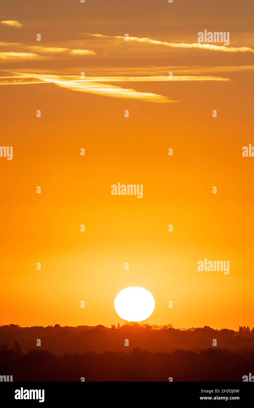 Large sun rising hi-res stock photography and images - Alamy