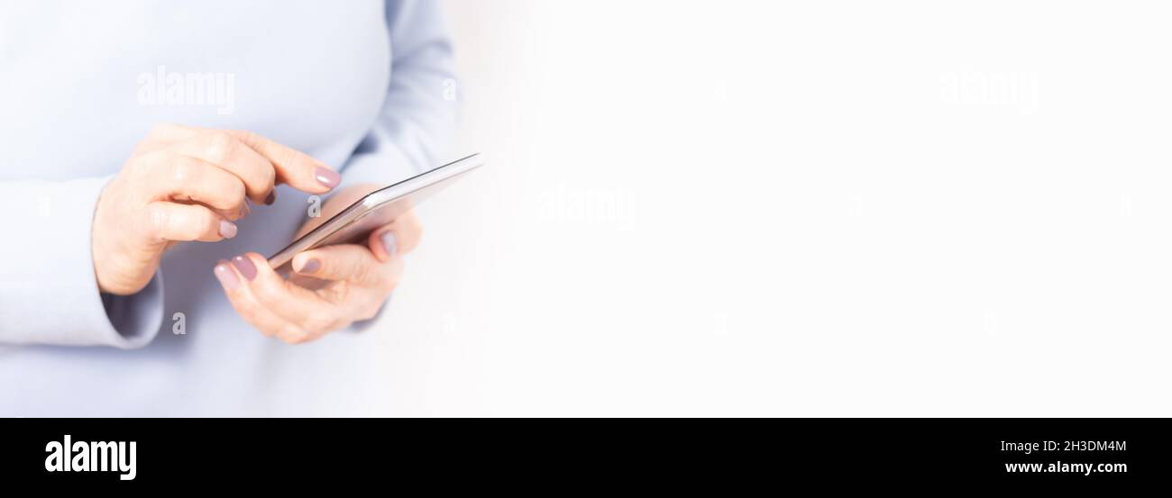 Elderly hands holding mobile cell phone. Banner Stock Photo - Alamy