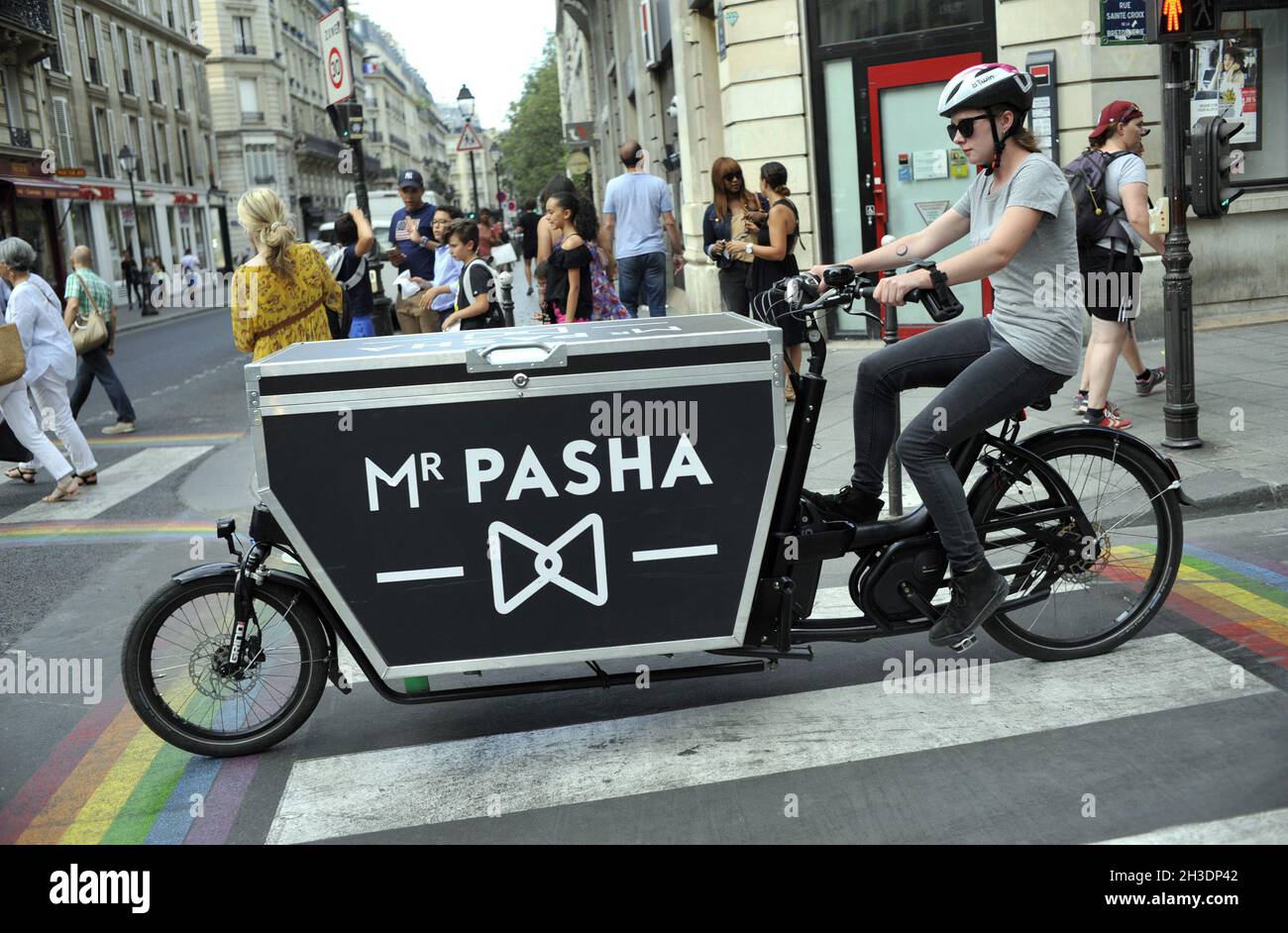 FRANCE. PARIS (75) MISTER PASHA. DELIVERY COMPANY CARGO-BICYCLE COURIER ...