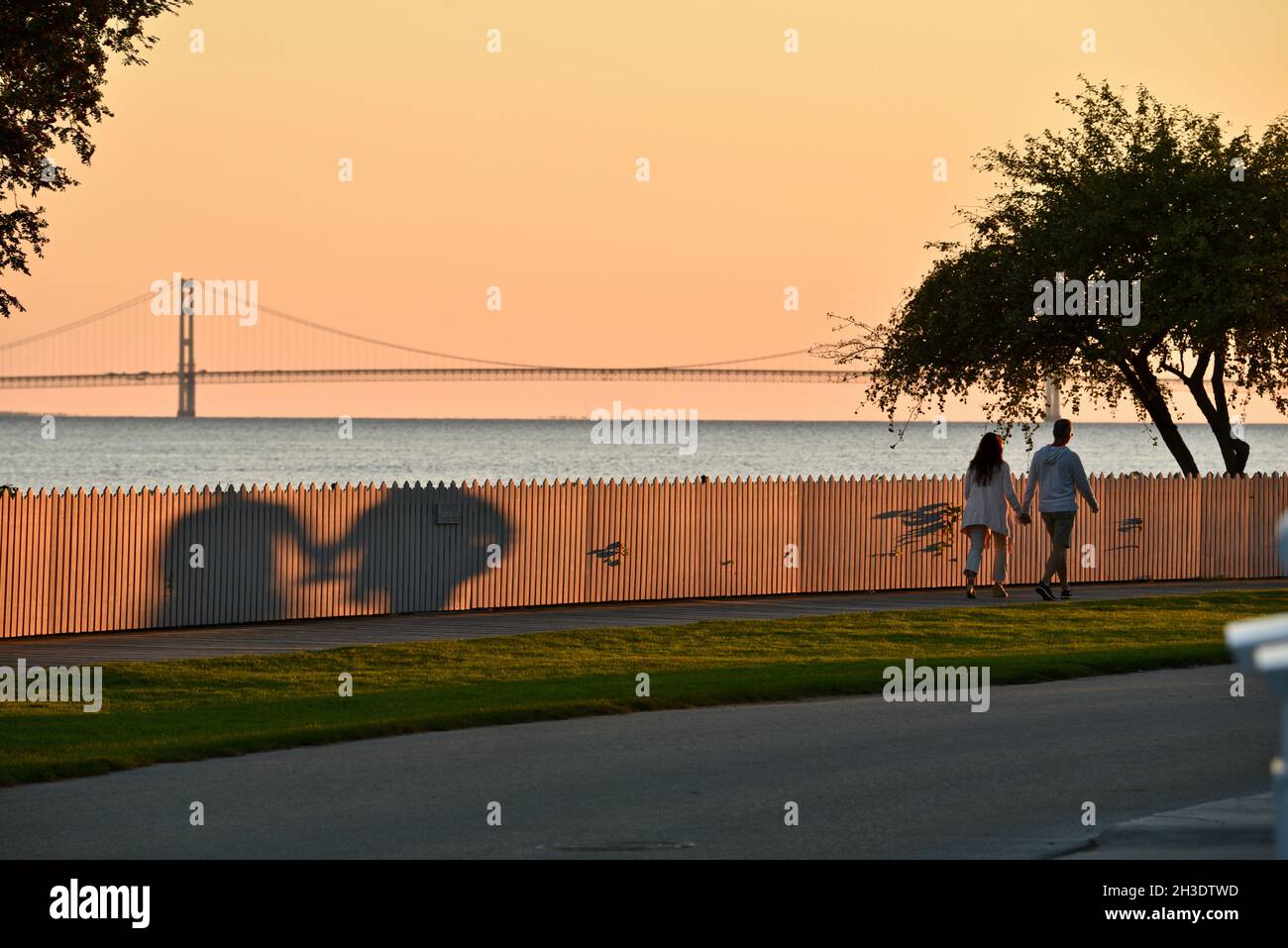 Golden hands bridge hi-res stock photography and images - Alamy