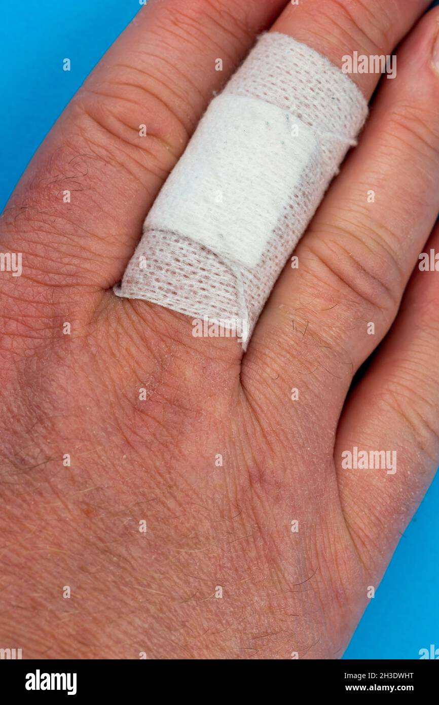 Dressing an injury hi-res stock photography and images - Alamy