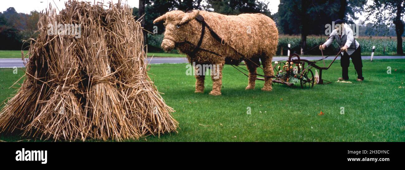 Straw figures hi-res stock photography and images - Alamy