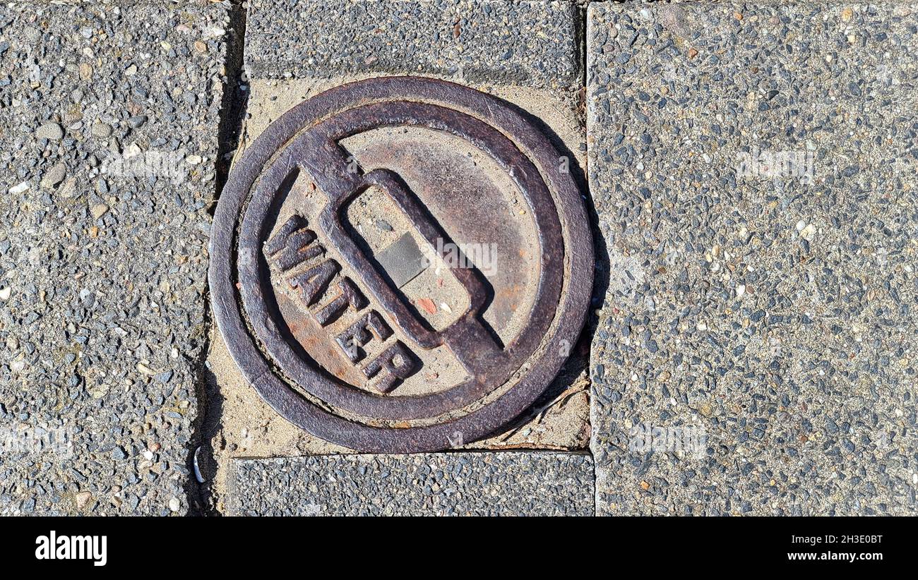 maintenance hole cover water, Netherlands Stock Photo - Alamy