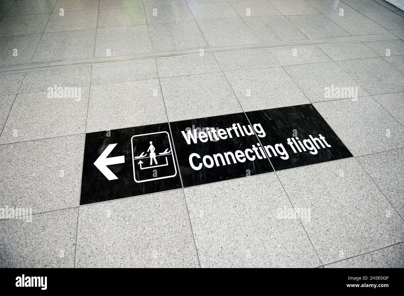 Flight connection hi-res stock photography and images - Alamy