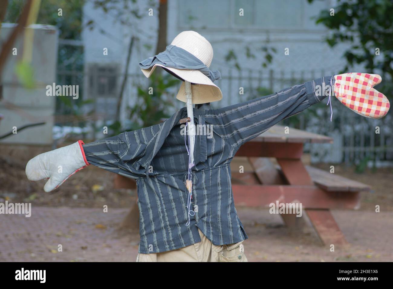 Funny Humanoid scarecrow, with a hat and oven mitts Stock Photo - Alamy