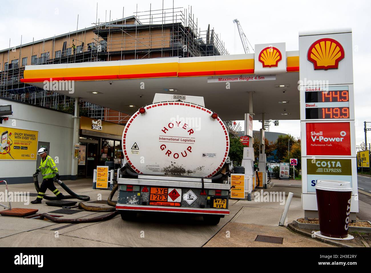 Slough, Berkshire, UK. 28th October, 2021. A tanker delivery to the ...