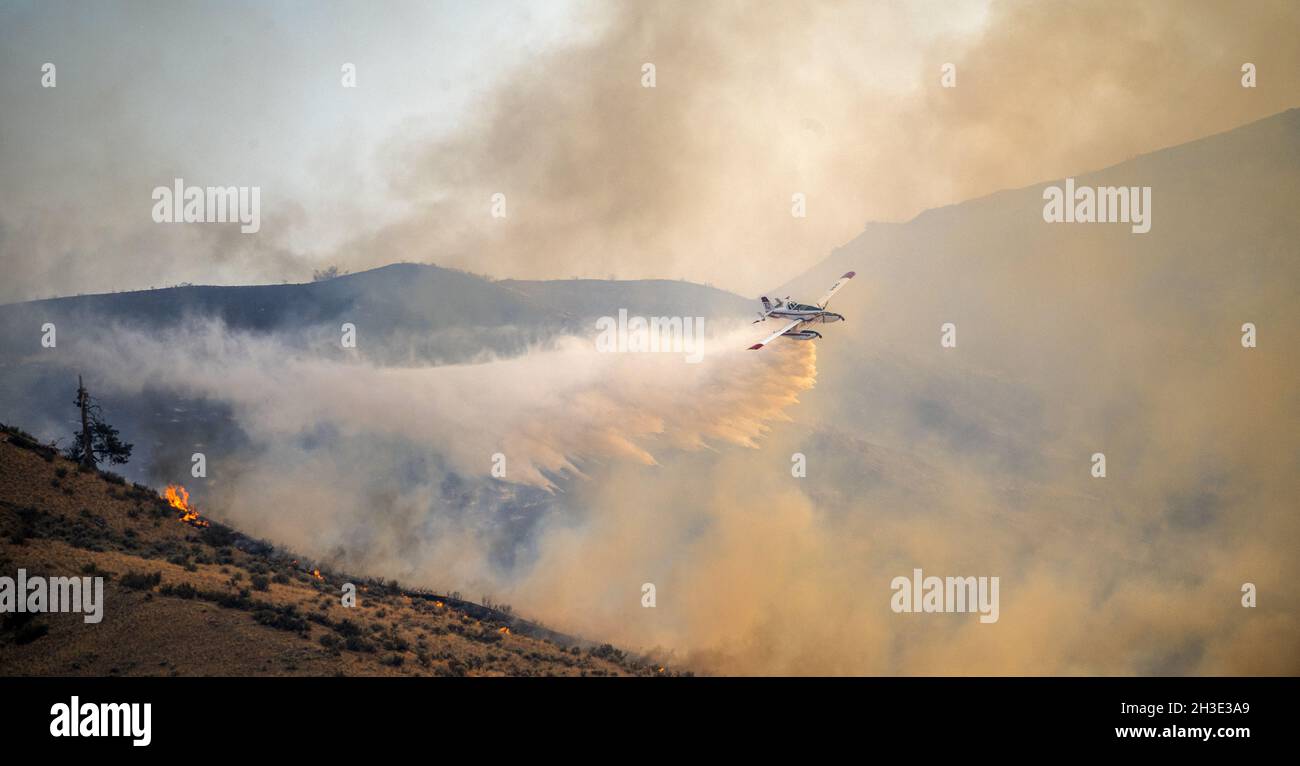 Airplane battle wildfire in Wenatchee Washington in the USA Stock Photo ...