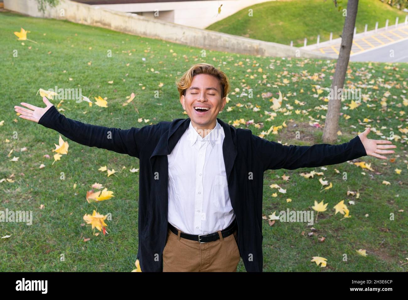 Spread arms hi-res stock photography and images - Alamy
