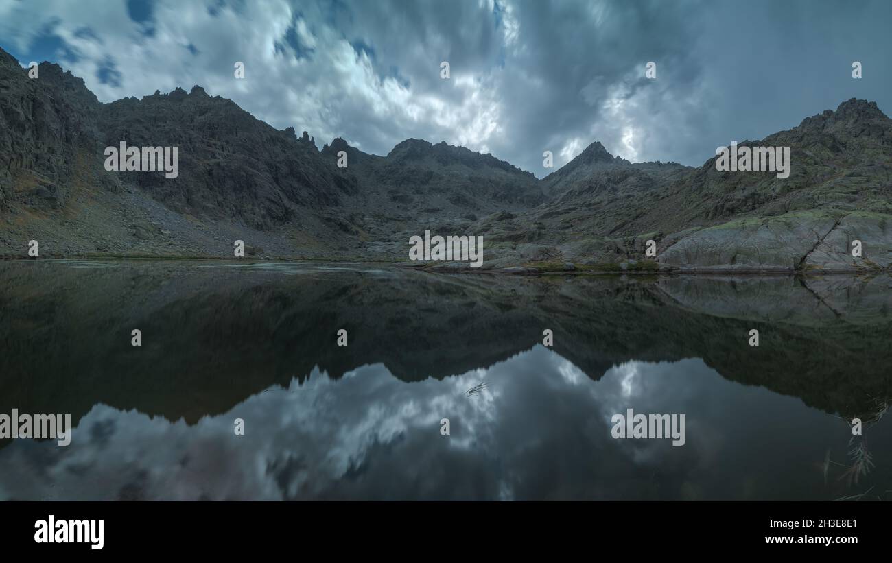 Lakeside cliff hi-res stock photography and images - Alamy