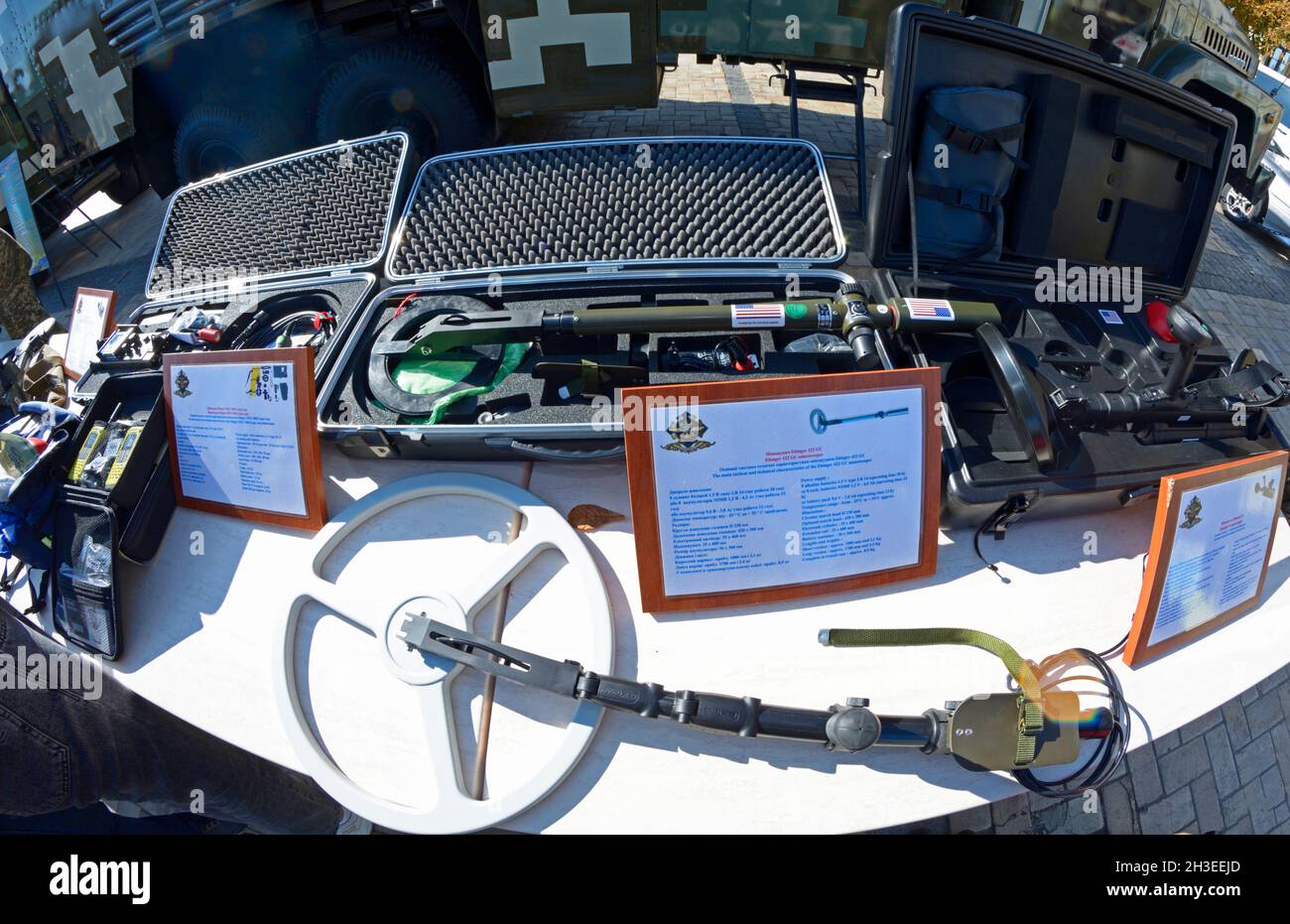 Mine detectors hi-res stock photography and images - Alamy