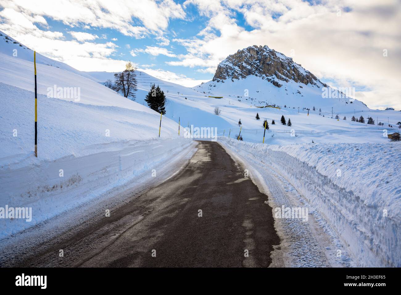 Road cleared of snow hi-res stock photography and images - Alamy
