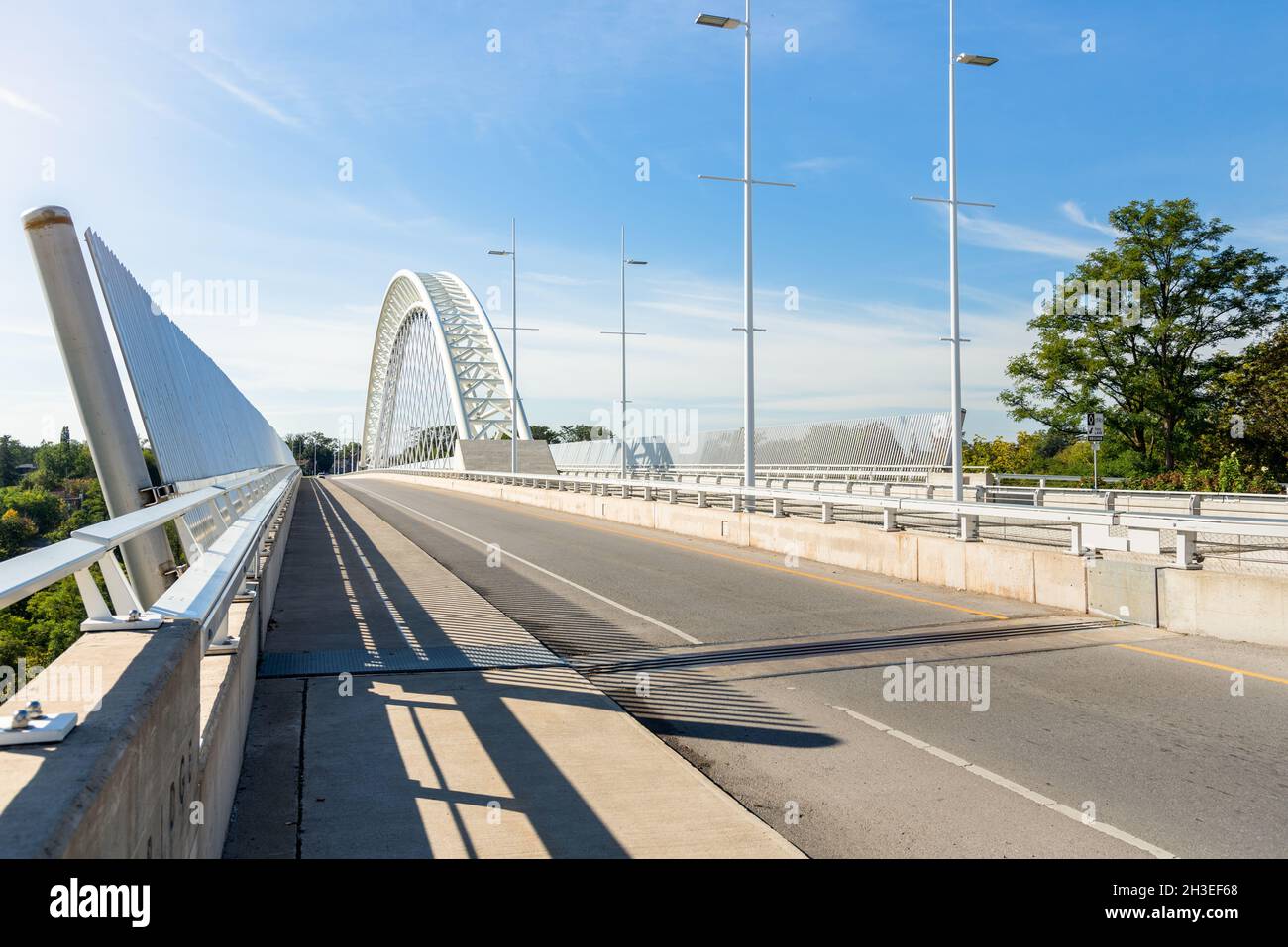 Bridge city building road hi-res stock photography and images - Alamy