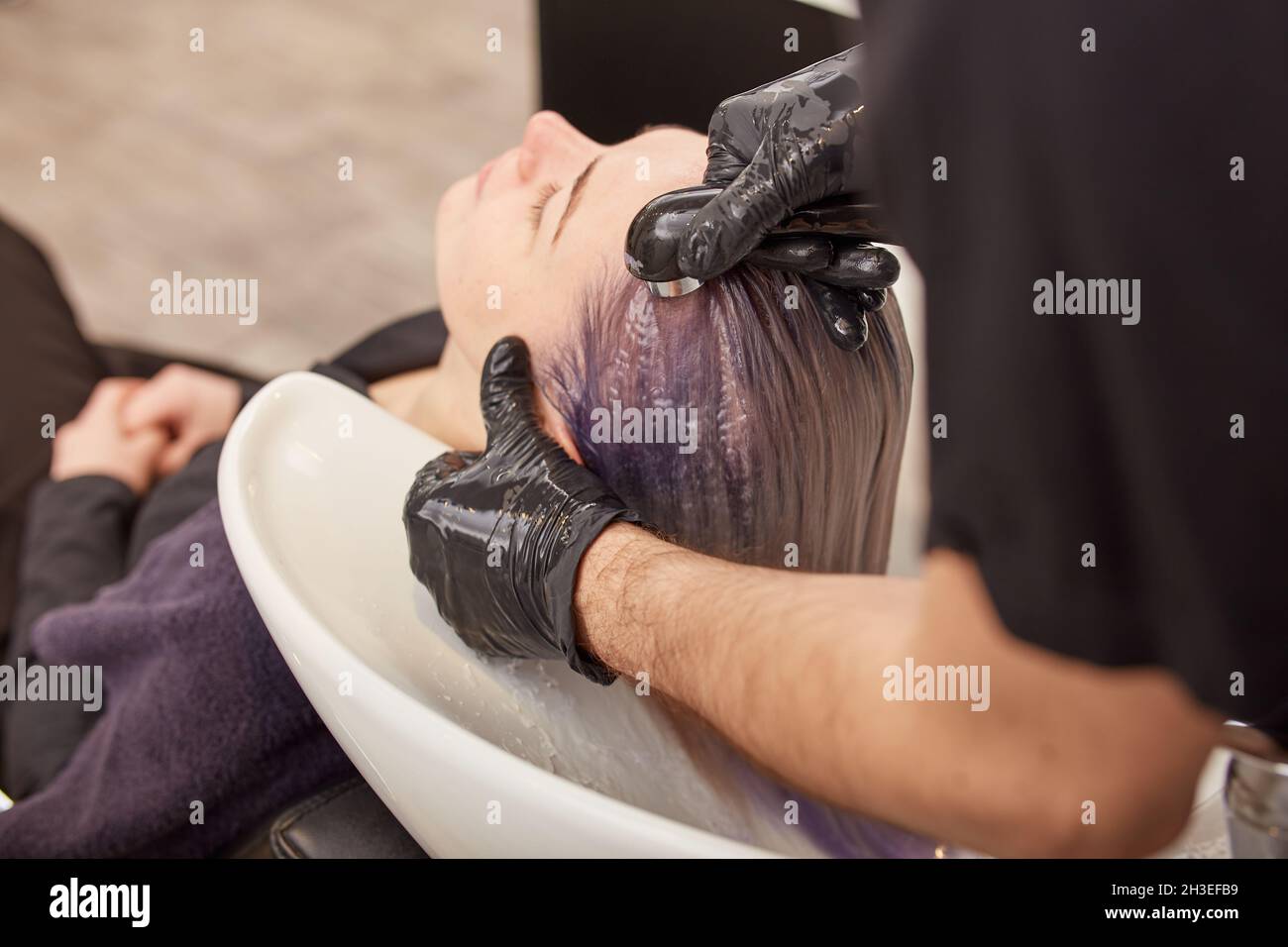 Washing hair hairdresser hi-res stock photography and images - Alamy
