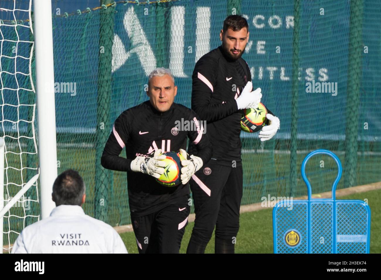Costa rican goalkeeper keylor navas hi-res stock photography and images ...
