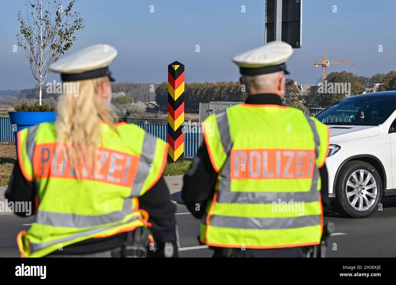 German female police officer hi-res stock photography and images - Alamy