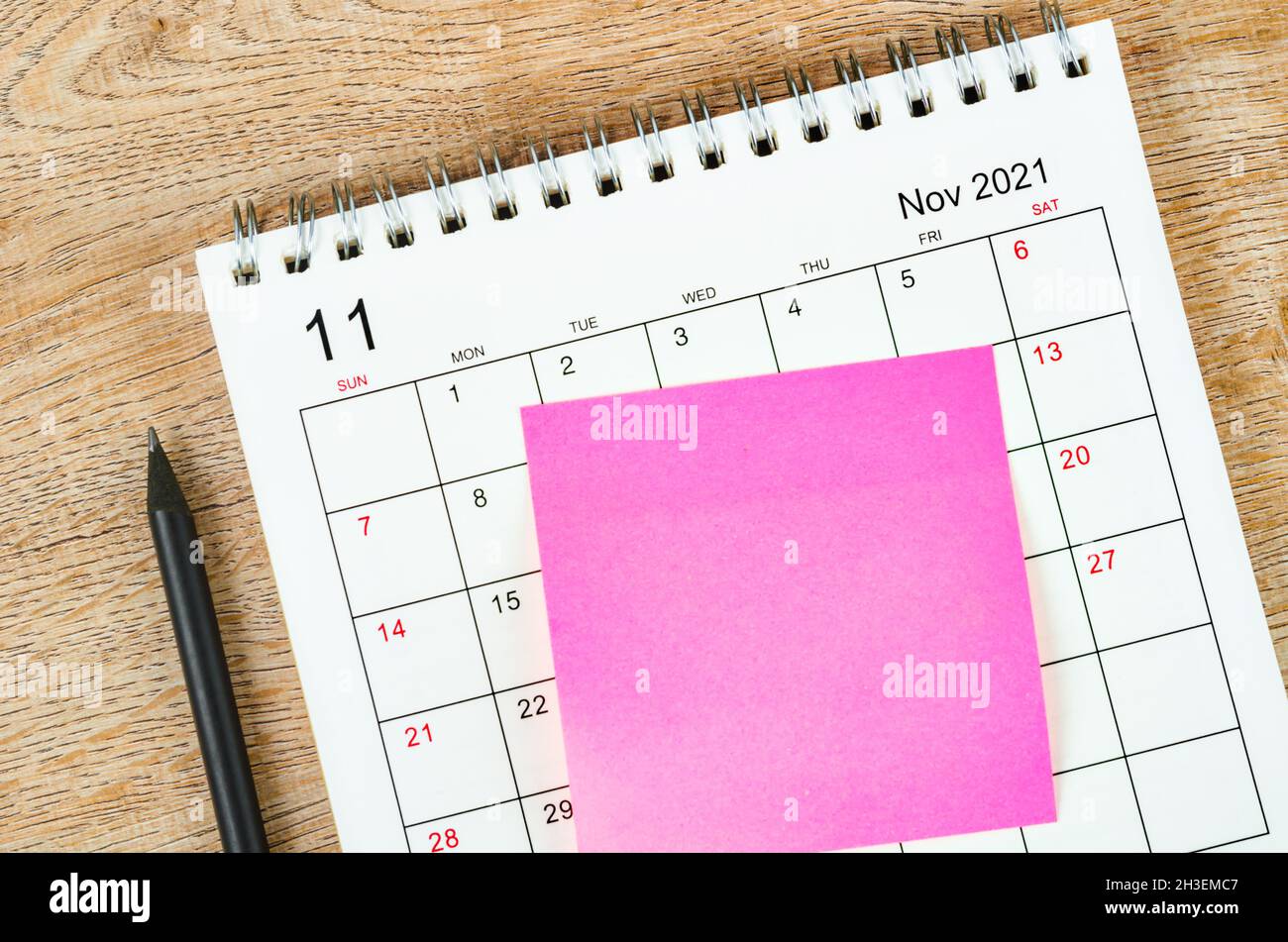 Blank sticky note on November 2021 desk calendar on wooden background ...