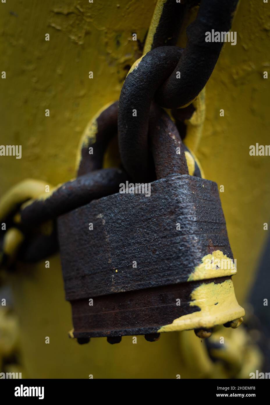 Black metal chain hi-res stock photography and images - Alamy