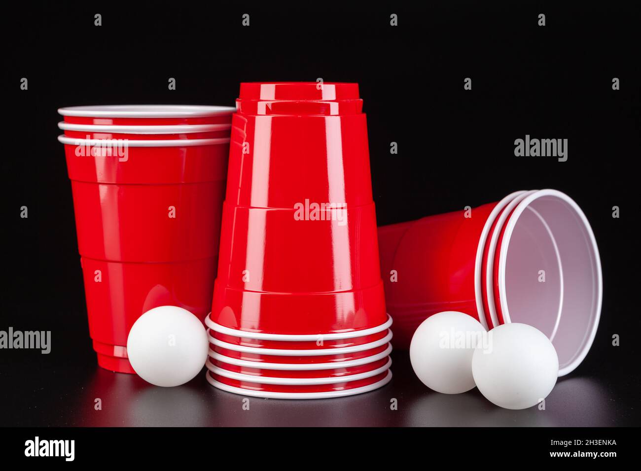 Red booze cups hi-res stock photography and images - Alamy