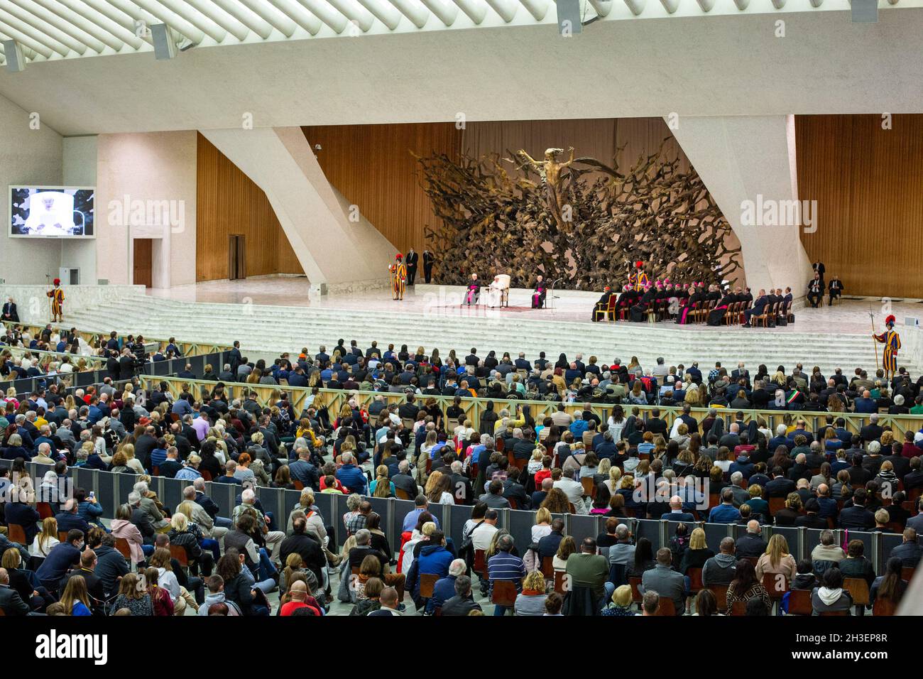 Vatican City, Vatican. 27th Oct, 2021. Devotees attend Pope Francis's ...