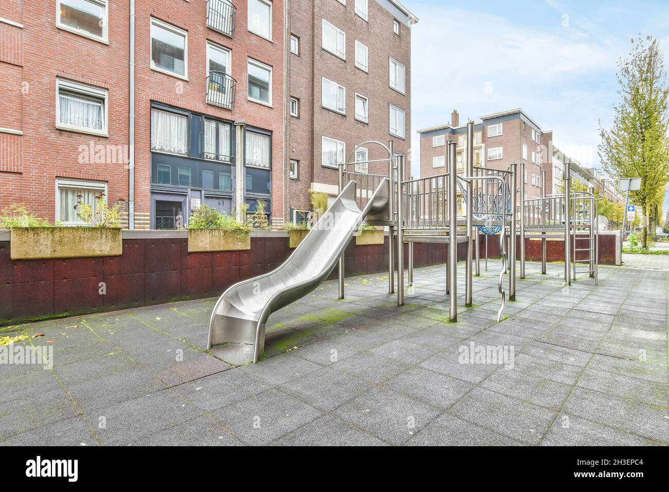 Exterior playground building hi-res stock photography and images - Alamy
