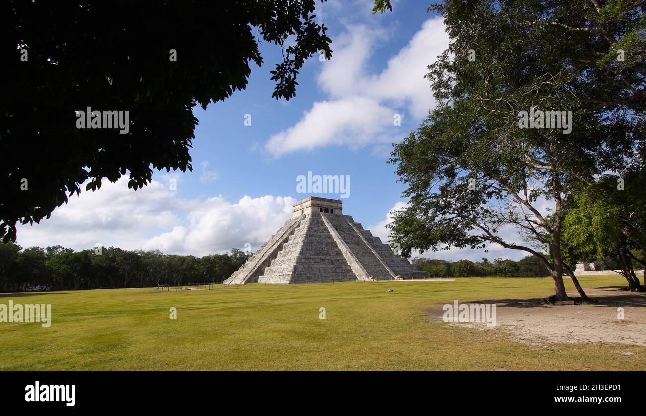 CHICHEN ITZA, YUCATAN, MEXICO, december 15, 2011 : Mayan temples of ...