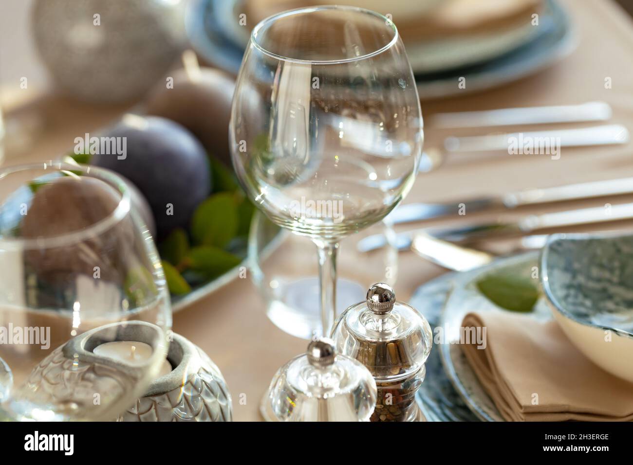 Close up photo of a table setting Stock Photo - Alamy