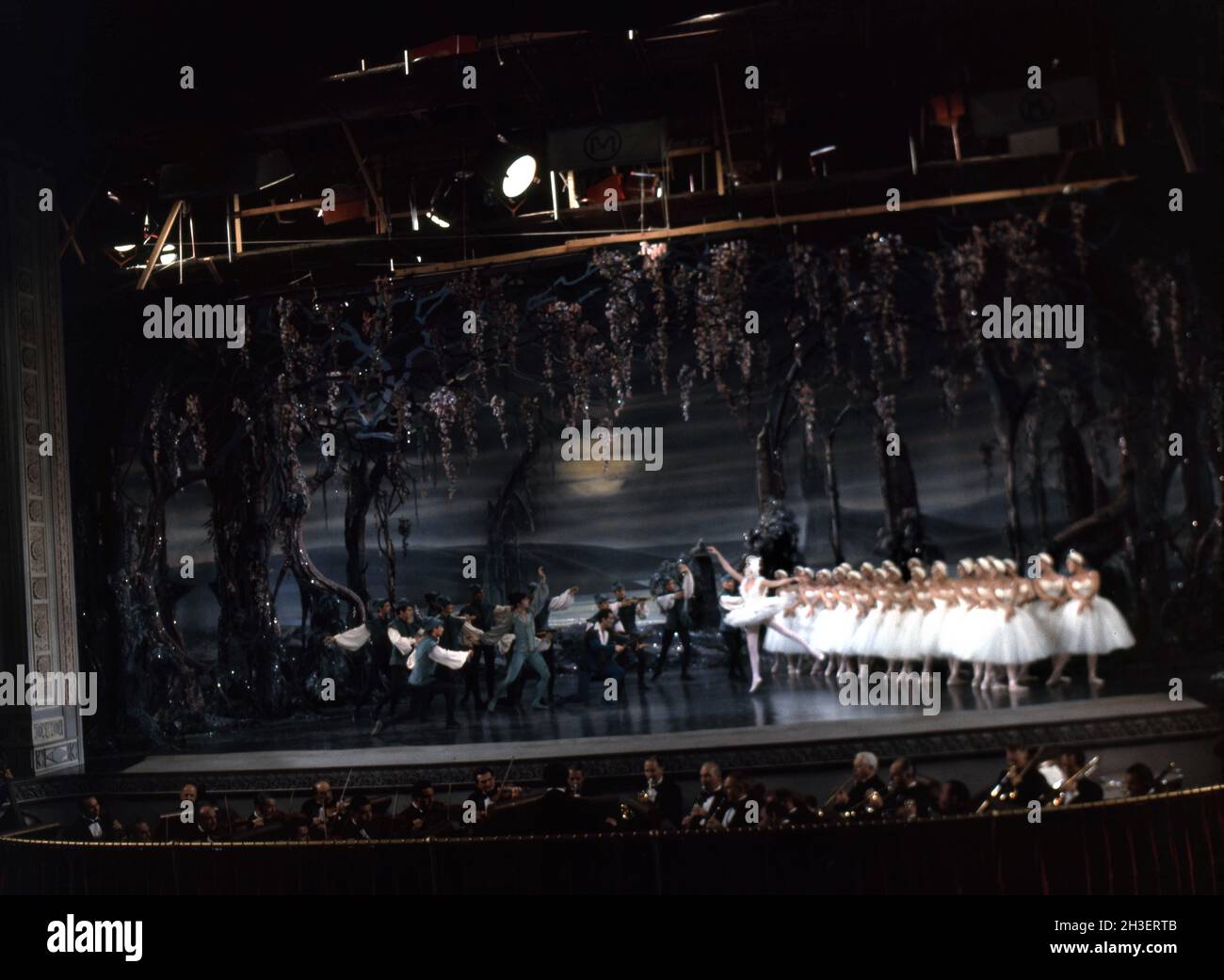 TOMMY RALL BARBRA STREISAND as Fanny Brice and Dancers on set candid ...