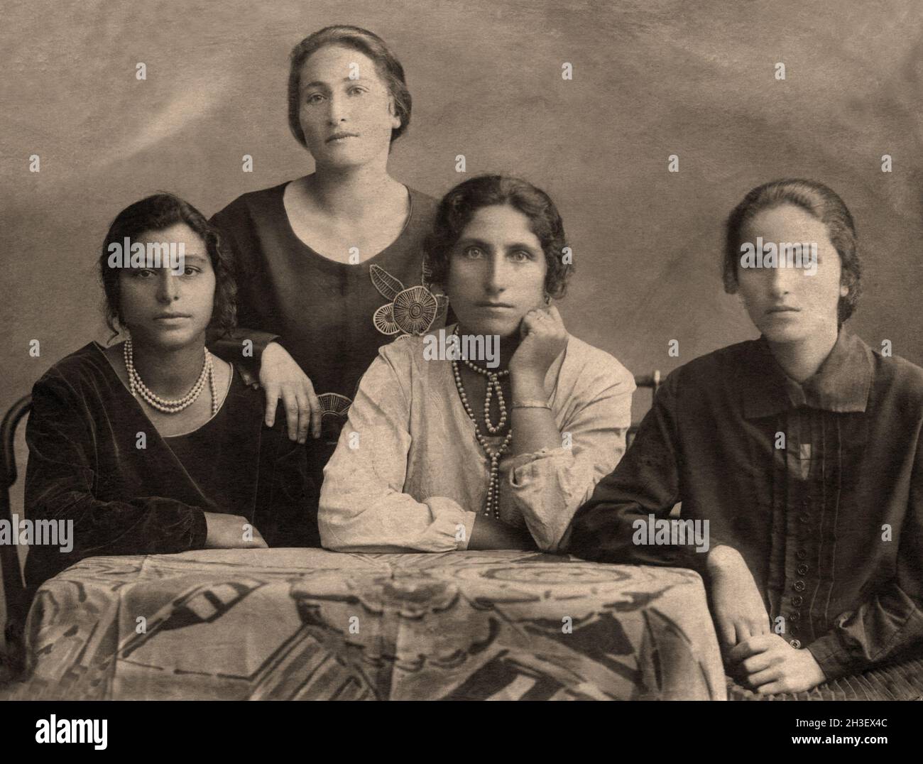 A vintage photo portrait from 1914 of Gypsy family Stock Photo - Alamy