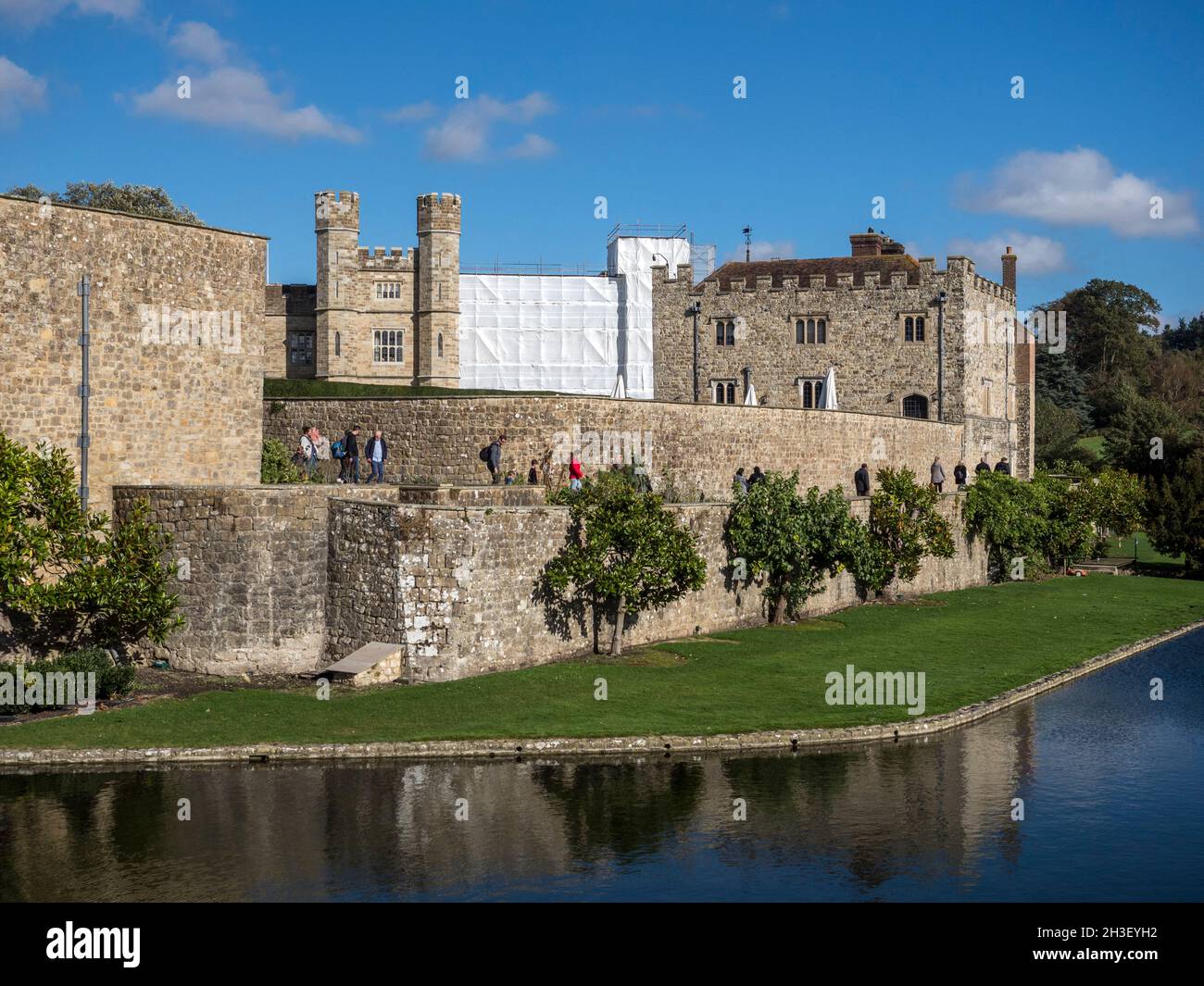 Maidstone, Kent, UK. 28th Oct, 2021. UK Weather: a sunny afternoon with ...